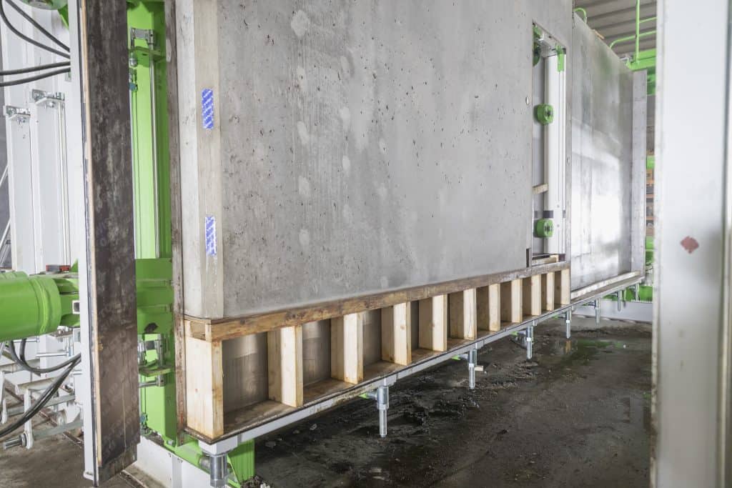 Space-saving battery mold for precast walls - Elematic precast technology