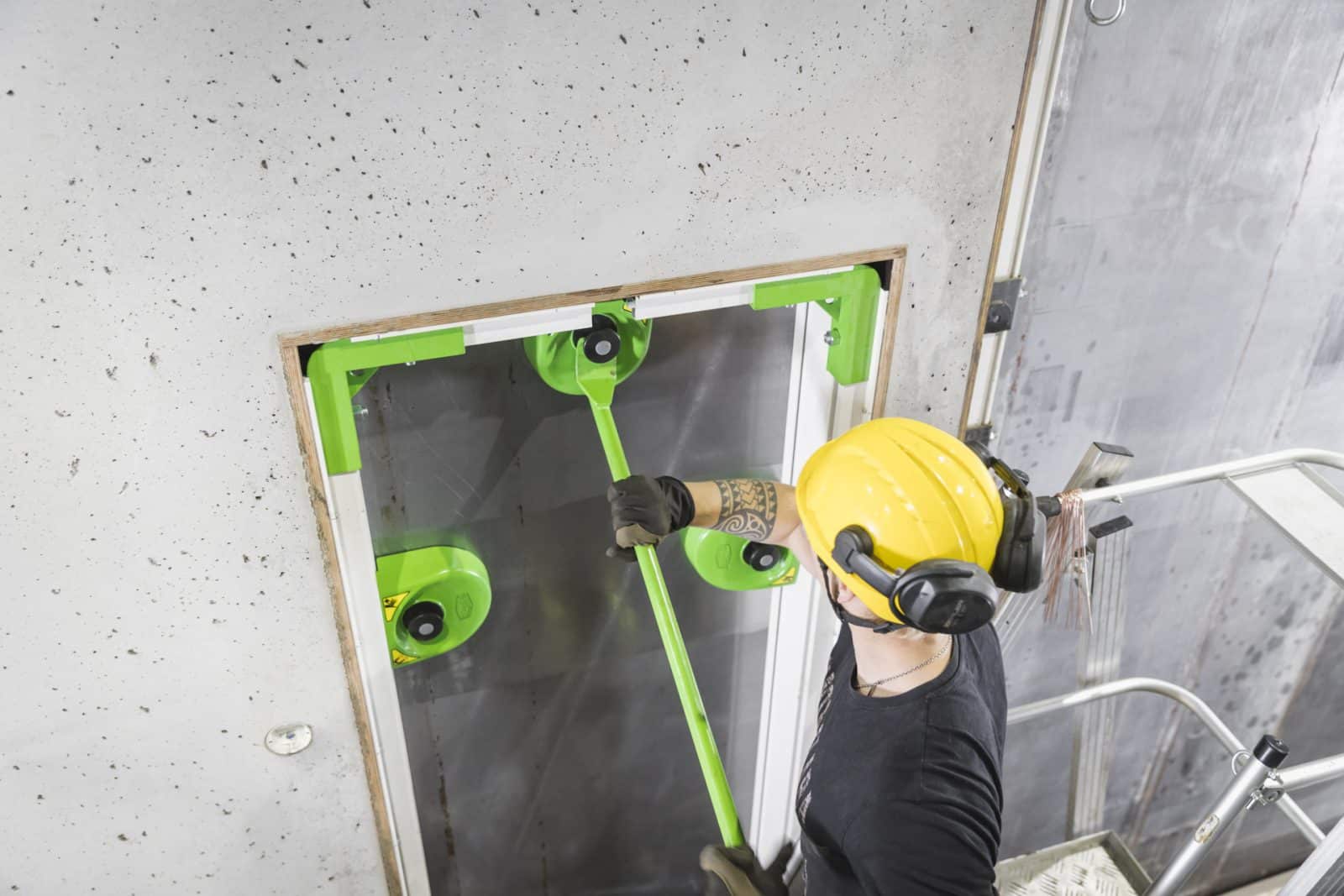 Aluminum side forms cut waste - Elematic precast technology