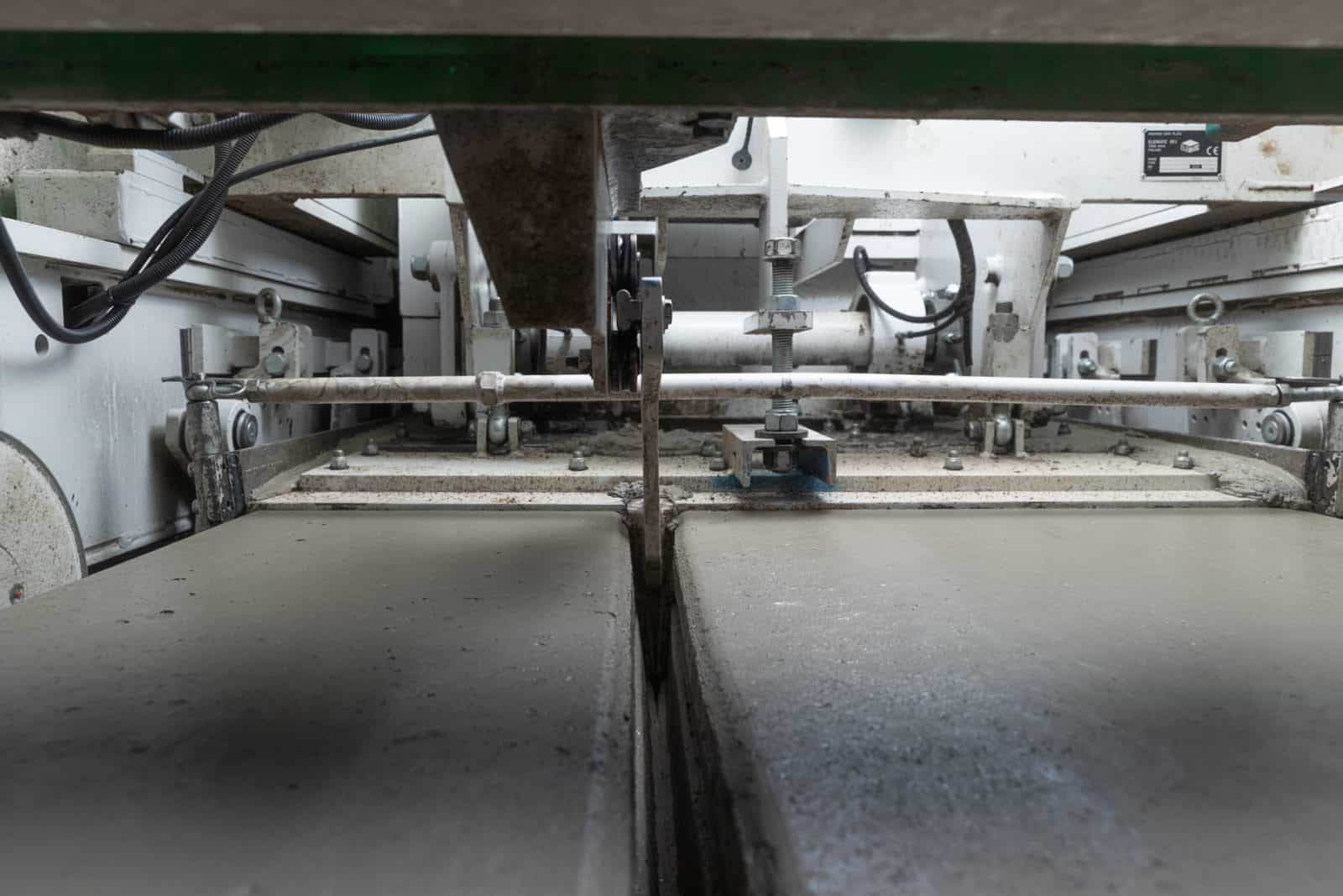Adjustable extruder solves American precaster's filler slab problem